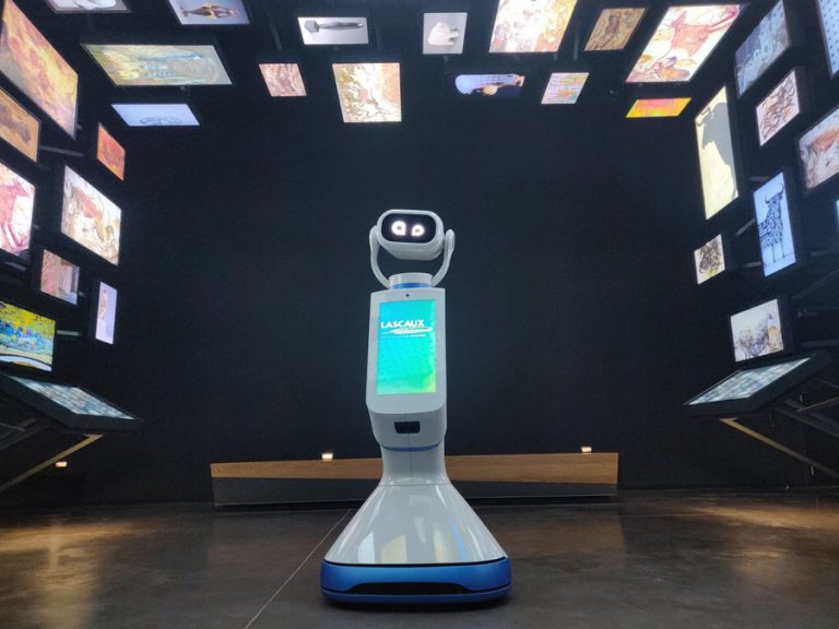 Le robot d'accueil Heasy pour une découverte inédite de Lascaux 4